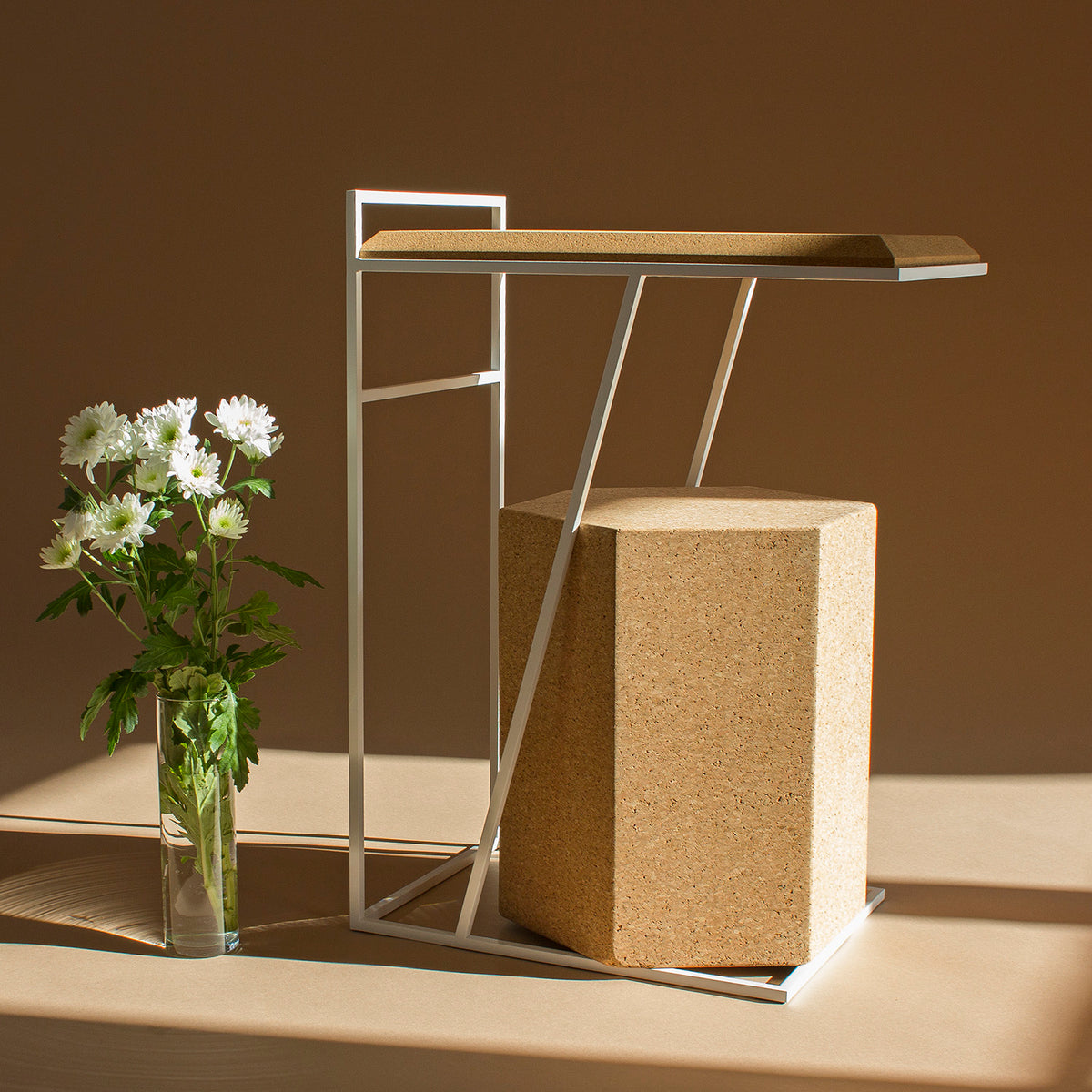 Grao Side Table – Compact, Elevated Cork & Steel Side Table